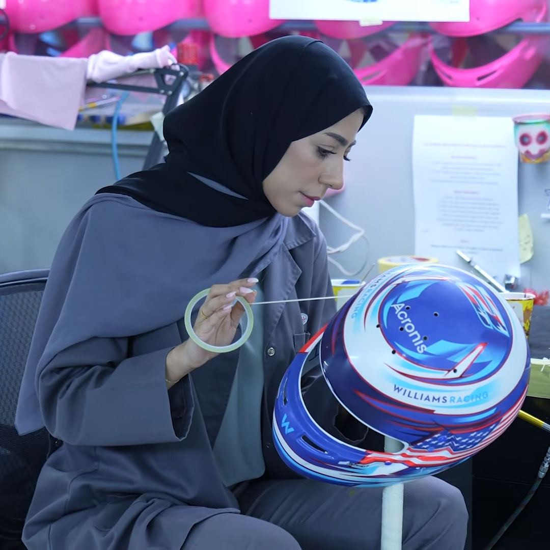 Heba Mahdi designs helmets for Formula 1 drivers! Listen to her story ...